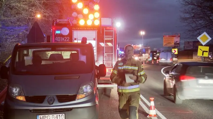 Wypadek autobusu pod Bochnią. 15 osób w środku - TVN24