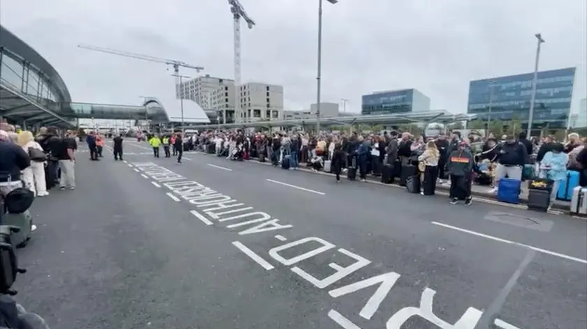 Irlandia. Ewakuacja na lotnisku w Dublinie - TVN24