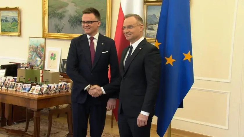 Prezydent Andrzej Duda przyjechał do Sejmu. Spotkał się z marszałkiem Szymonem Hołownią, później ...