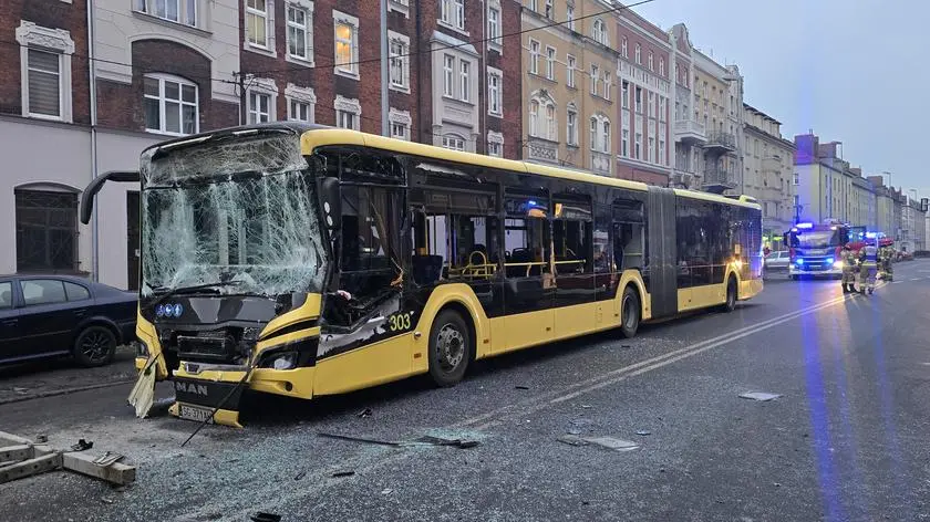 Gliwice. Zderzenie autobusu miejskiego z ciągnikiem. 14 osób poszkodowanych - TVN24