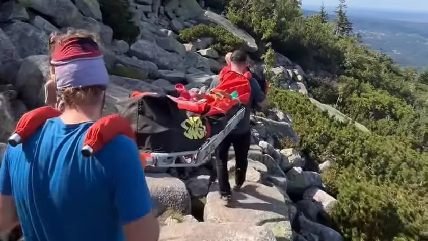 Karkonosze. Atak epilepsji na górskim szlaku. Akcja ratowników GOPR - TVN24