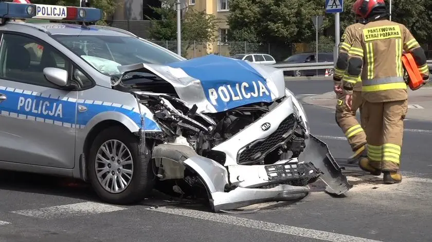 Lublin. Wypadek policyjnego radiowozu. Trzy osoby ranne - TVN24