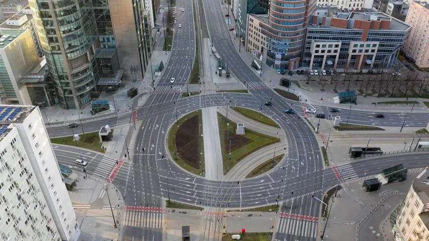 Pandemia covid-19. Puste ulice, szpitale na stadionach. Tak wyglądała ...