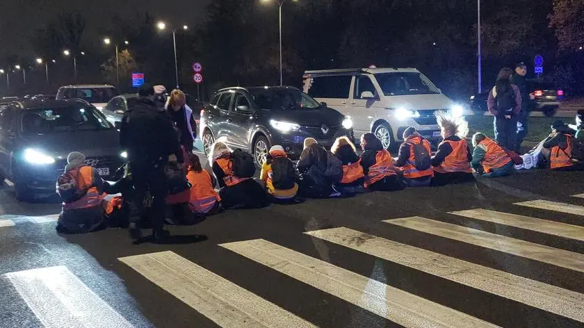 Warszawa. Ostatnie Pokolenie zablokowało Wisłostradę. Kierowcy nie wytrzymali | TVN Warszawa