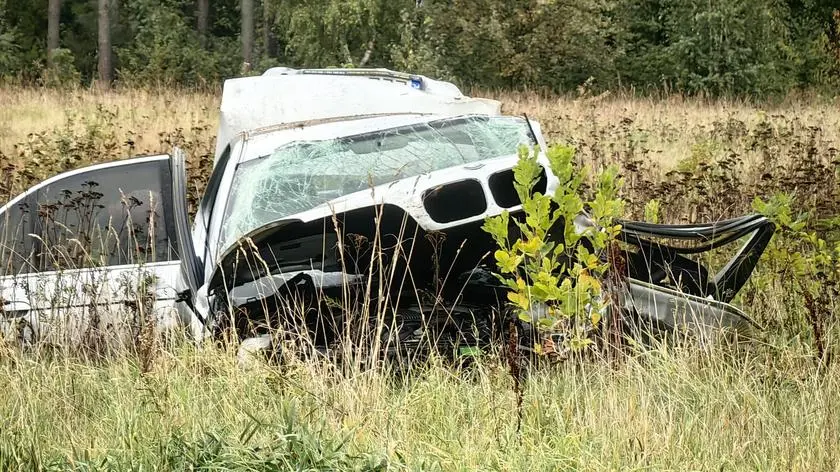 Solca Mała k. Ozorkowa. Zderzenie na drodze krajowej, trzy osoby ranne - TVN24