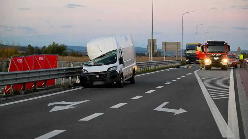 Medyka. Przemyśl. Tragiczny wypadek. Bus uderzył w stojącą ciężarówkę. Nie żyją dwie osoby - TVN24