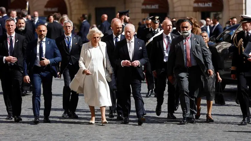 Watykan. Król Karol III zaskoczył papieża Franciszka niespodziewaną wizytą - TVN24