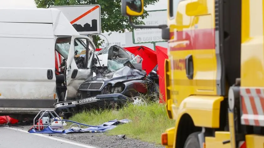Wypadek w Czekanowie na dk25. Zderzenie busa i auta osobowego. Dwie osoby nie żyją - TVN24