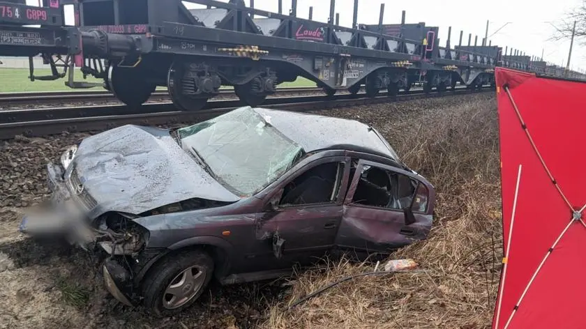 Lipie. Kępno. Tragiczny wypadek na przejeździe kolejowym. Nie żyje 29-latek - TVN24