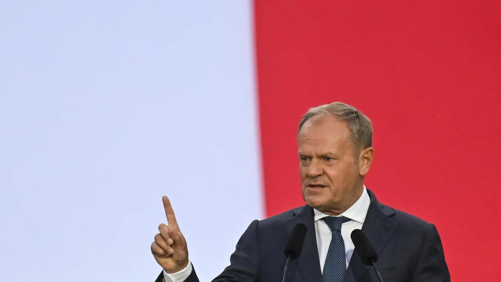 Donald Tusk o "szukaniu wroga". Wskazał realne zagrożenie - TVN24