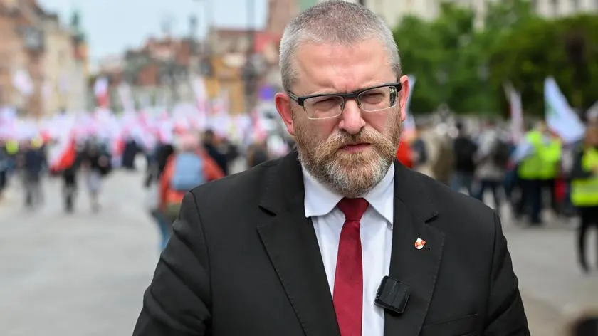 Grzegorz Braun o Auschwitz, komorach gazowych i fejku. Kolejne zawiadomienia do prokuratury - TVN24