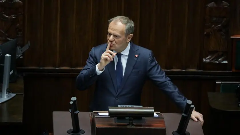 Donald Tusk w Sejmie uciszał posłów PiS. "Wytrzymajcie pięć minut" - TVN24