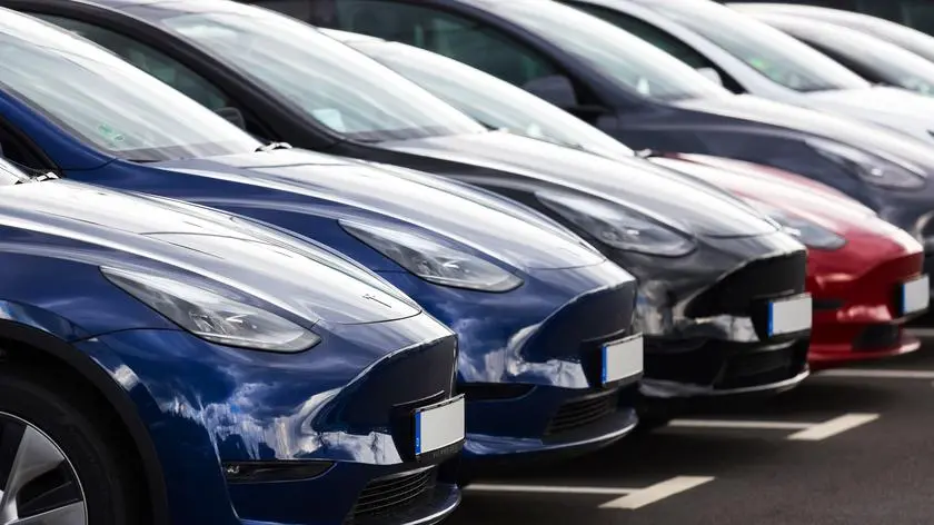Tesla. Ogromny spadek sprzedaży aut | TVN24 Biznes