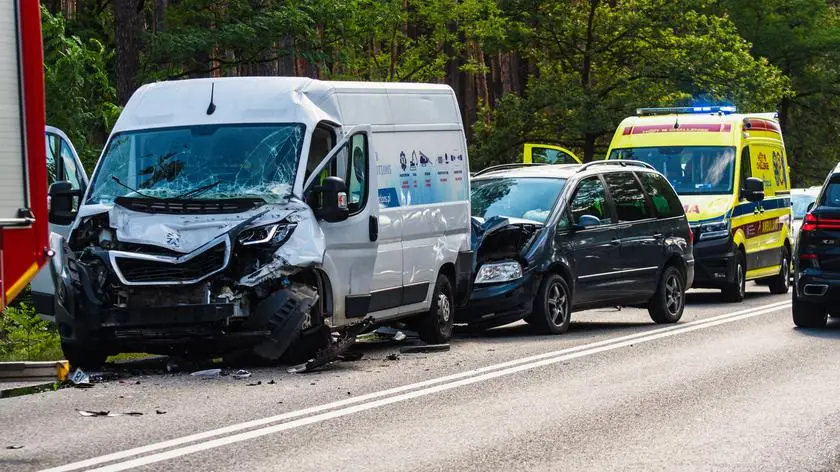 Klępina. Zderzenie ciężarówki, busa i osobówki. Cztery osoby ranne - TVN24