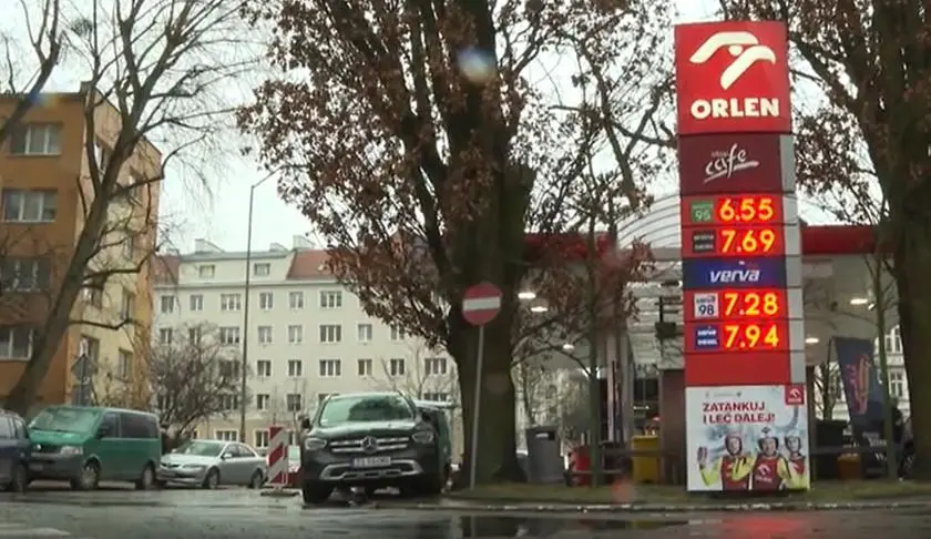Wątpliwości NIK i UOKiK w sprawie cen paliw na stacjach Orlenu | TVN24