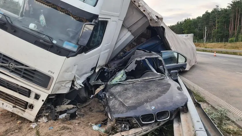 Autostrada A1, Radomsko. W tirze wybuchła opona. Zgnieciony samochód, dziecko wyciągali dwie ...