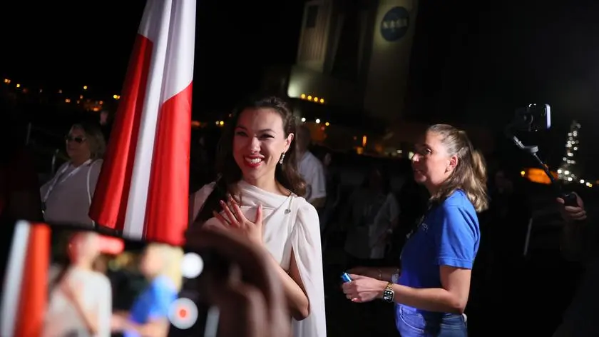 Polak w kosmosie. Aleksandra Uznańska-Wiśniewska żegna męża przed startem - nagranie - TVN24