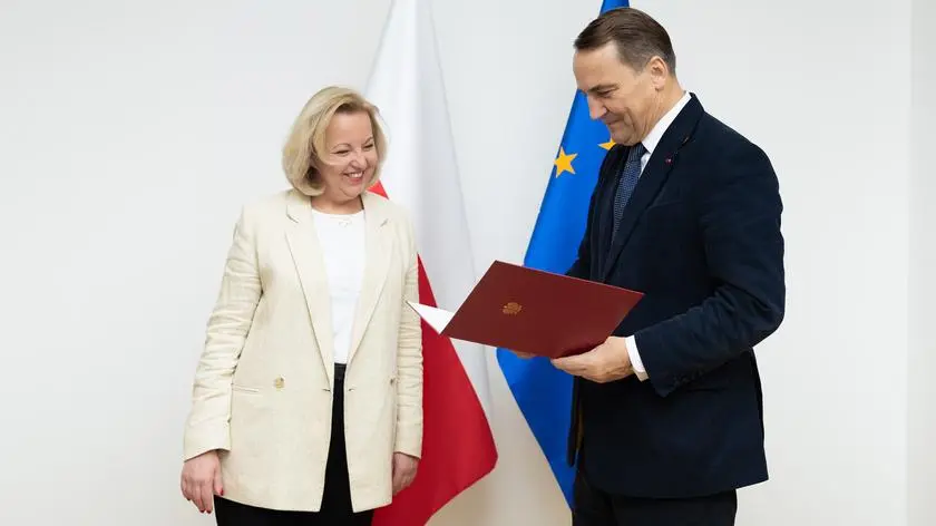Radosław Sikorski wręczył nominację ambasadorską Agnieszce Bartol. To ...