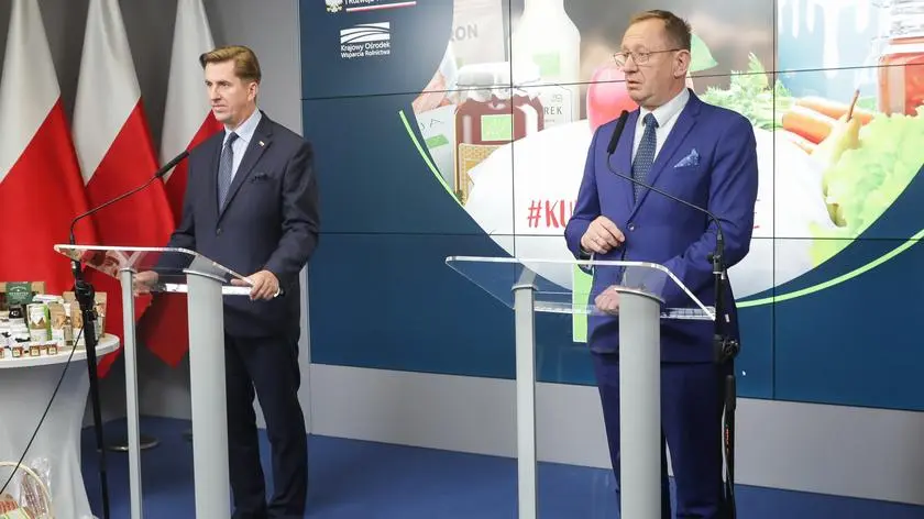 Sprawa CPK i sprzedaży działki. Posłowie PiS Robert Telus i Rafał ...