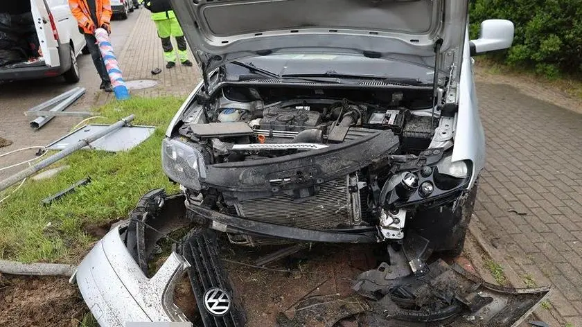 Legnica. Pijana, bez prawa jazdy wjechała w latarnię. W aucie był jej 6-letni syn - TVN24