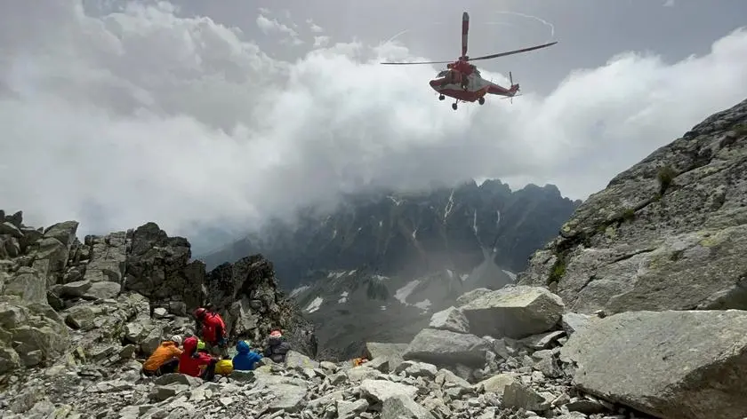 Tatry, Słowacja. Turysta spadł z wysokości pod Gerlachem, na pomoc poleciał śmigłowiec TOPR - TVN24