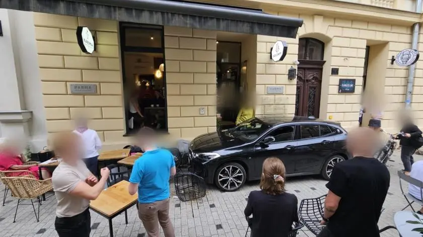 Samochód marki BMW wjechał w ogródek kawiarniany w centrum Krakowa - TVN24