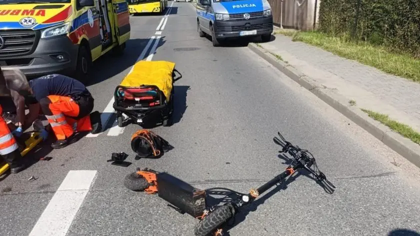 Knurów. W kasku, ale z czterema promilami. Mężczyzna na hulajnodze zderzył się z samochodem - TVN24