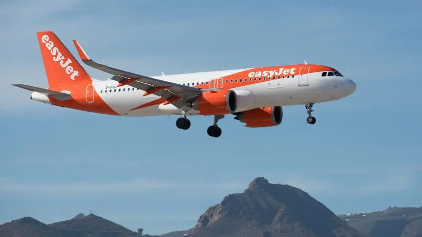 Samolot EasyJet przeleciał tuż nad szczytem góry w drodze do Egiptu ...