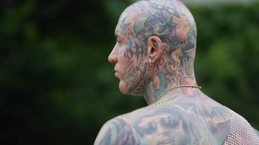 Stifler z "Warsaw Shore" w kampanii przeciwko hejtowi - TVN24