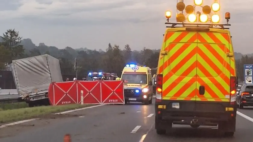 Morawica. Ciężarówka wjechała w barierki na autostradzie A4, kierowca nie przeżył - TVN24