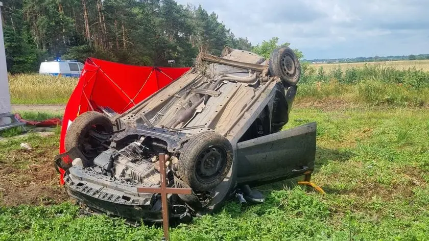Oborniki, Tarnów. Zderzenie auta z pociągiem. Nie żyje 62-letni kierowca - TVN24