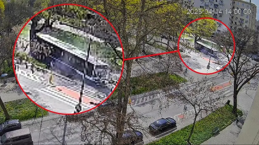 Kraków. Wypadek miejskiego autobusu na alei Róż w Nowej Hucie. Nagranie - TVN24