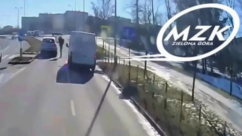 Zielona Góra. "Bardzo się spieszył, za późno zauważył pieszego". Nagranie z kamery w autobusie ...