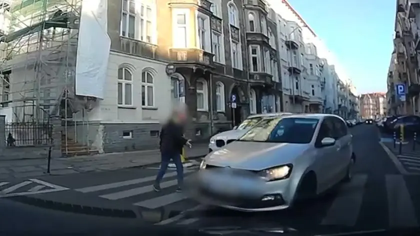 Szczecin. Kierowca wyprzedzał na pasach i jechał wprost na pieszego. Nagranie - TVN24
