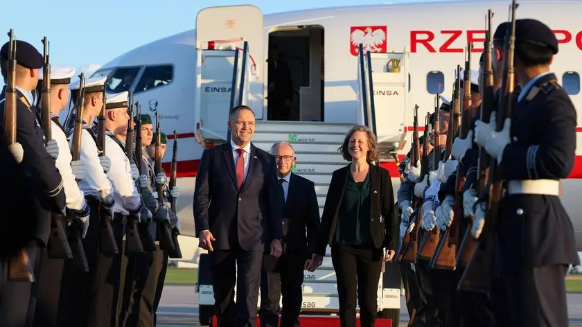 Prezydent Karol Nawrocki w Berlinie i Paryżu. Wraz z nim przedstawiciel rządu - TVN24