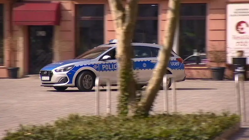 Poznań. Kary dyscyplinarne dla policjantów, którzy nie pomogli, bo jedli kebaba - TVN24
