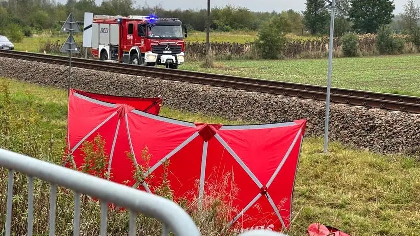 Dziadek z wnuczką zginęli na przejeździe kolejowym. Wyniki sekcji zwłok - TVN24