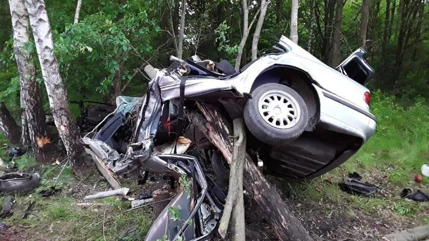 Łódź. Samochód rozpadł się na części. 21-latek miał 2,5 promila - TVN24