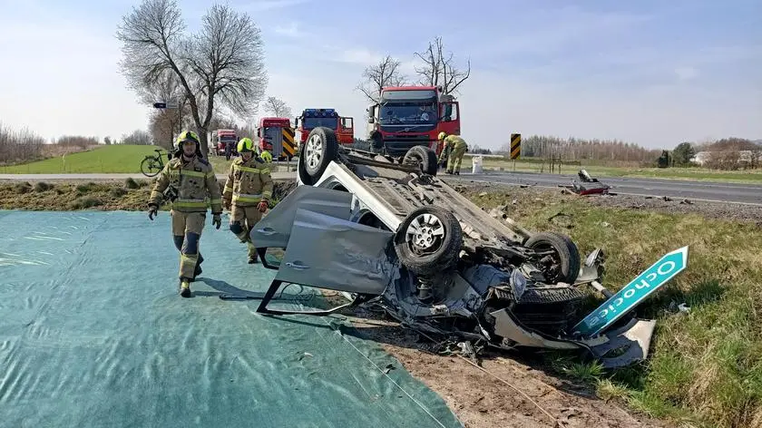 Ochocice. Zderzenie na drodze krajowej. Samochód na dachu, wśród poszkodowanych dwuletnie ...
