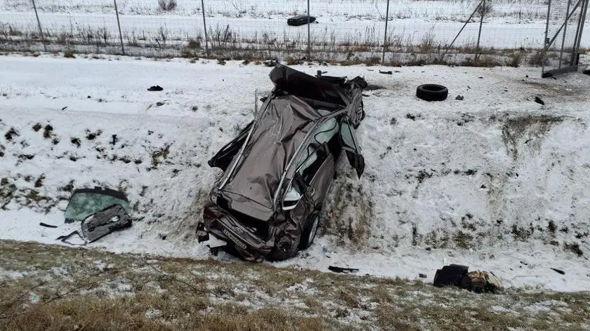 Gmina Kamieńsk. Uderzył w barierki na autostradzie, dachował. Jedna ...