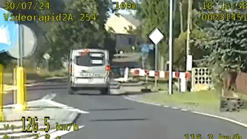 "Drogowego recydywistę" szybka jazda kosztowała pięć tysięcy. Stracił też prawo jazdy - TVN24