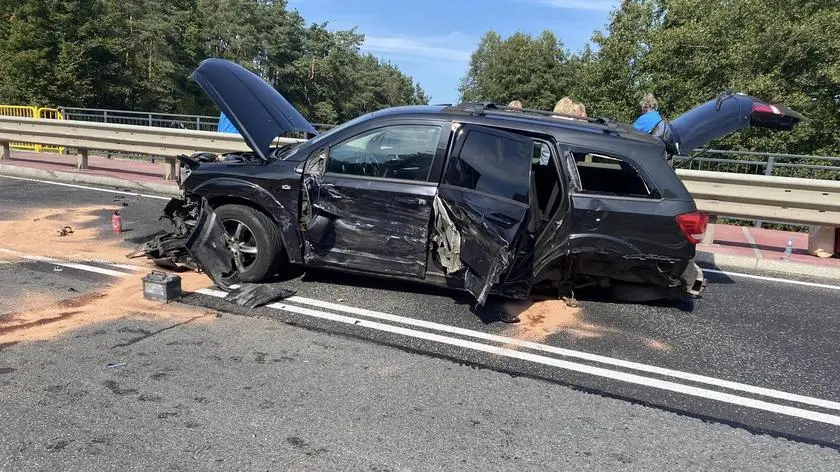 Korne, DK20. Zderzenie trzech samochodów, cztery osoby ranne - TVN24