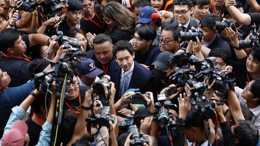 Tajlandia. Trybunał nakazał rozwiązanie głównej partii opozycyjnej Move Forward - TVN24