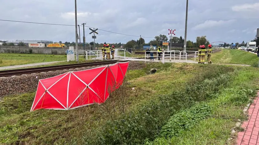 Chorzelów. Dziadek z wnuczką potrąceni na torach, nie żyją - TVN24