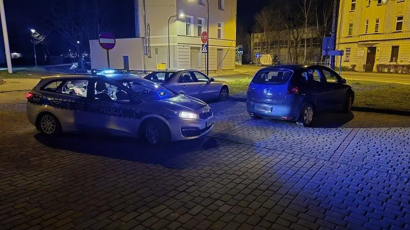 Racibórz. Jechał bez prawa jazdy i miał narkotyki. Próbował wręczyć policjantom łapówkę - TVN24