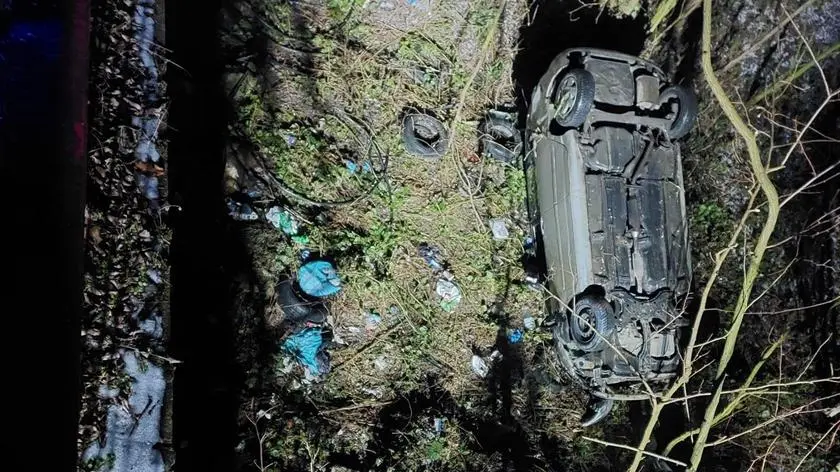 Nysa. Auto uderzyło w bariery i runęło do wąwozu - TVN24