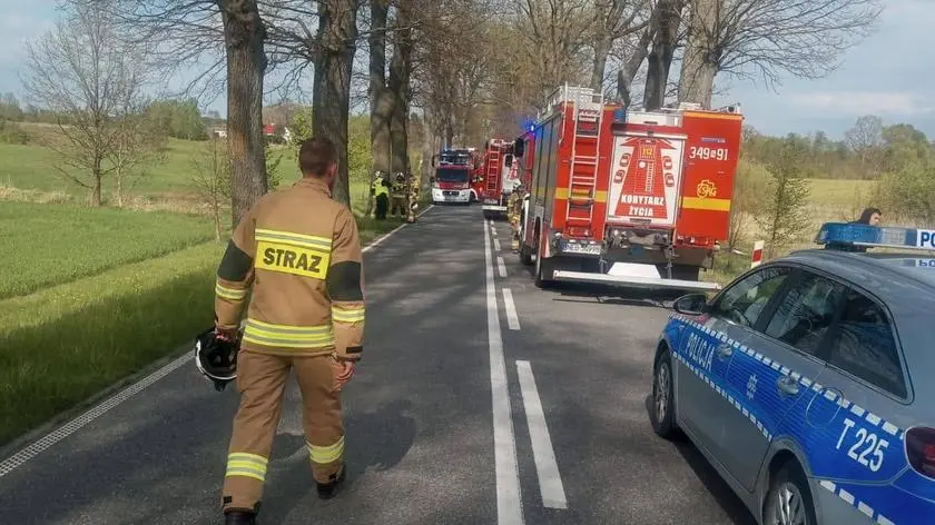 Olkowo. Auto wypadło z drogi i dachowało. Wśród poszkodowanych dzieci ...