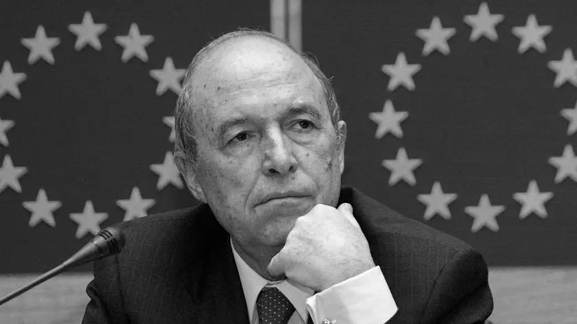 Kostas Simitis nie żyje. Cztery dni żałoby narodowej w Grecji - TVN24