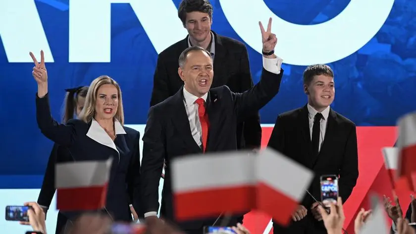 Wybory prezydenckie 2025. Karol Nawrocki otrzymał gratulacje od kibiców Lechii Gdańsk - TVN24