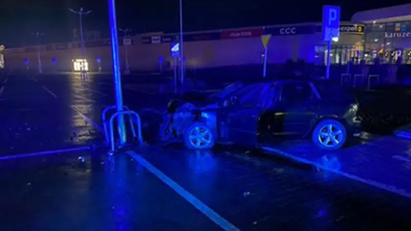 Kołobrzeg. Pijana i bez prawa jazdy wjechała w dwie latarnie - TVN24
